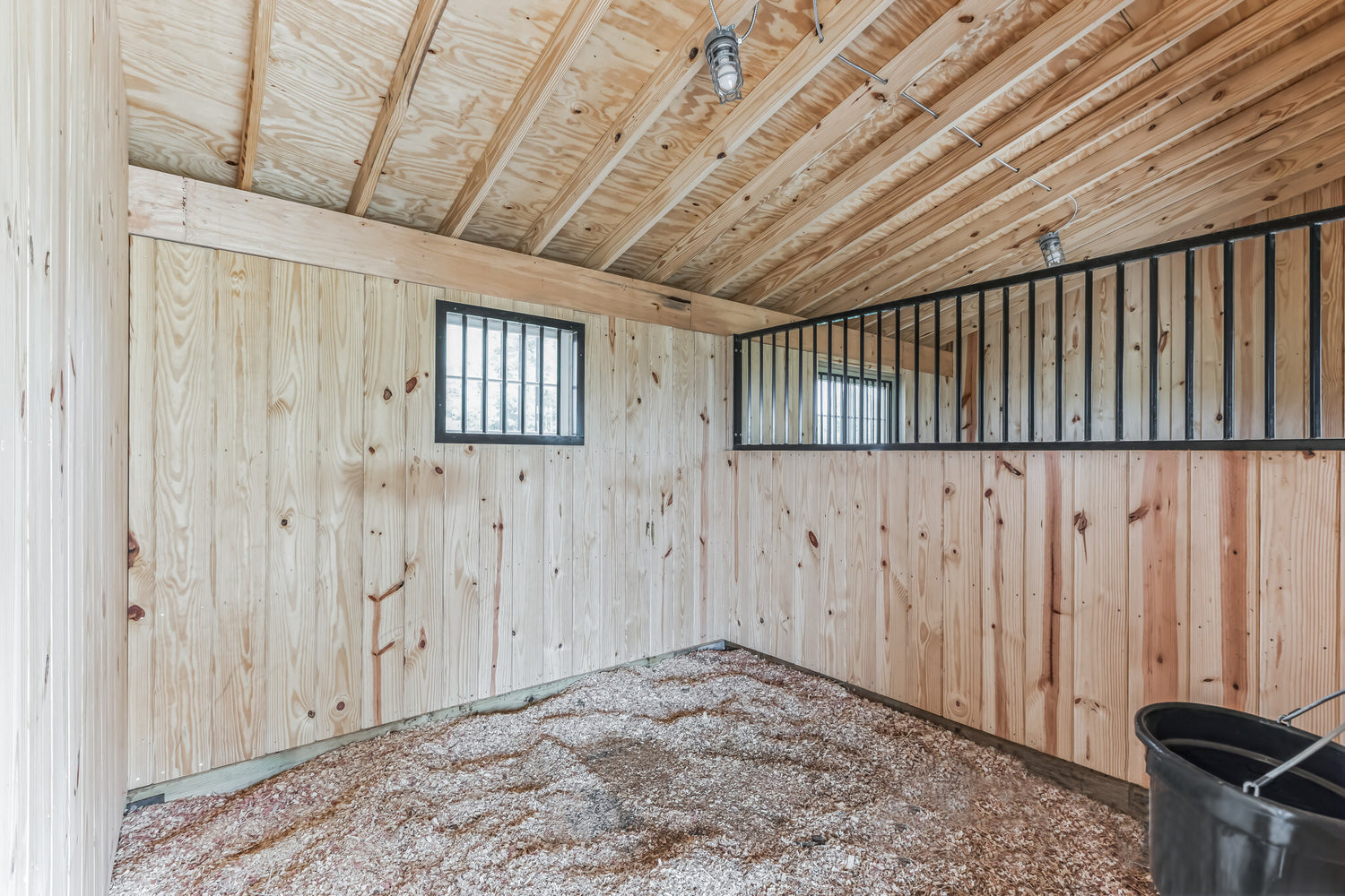 Low Profile Center Aisle Horse Barn – AmishCo